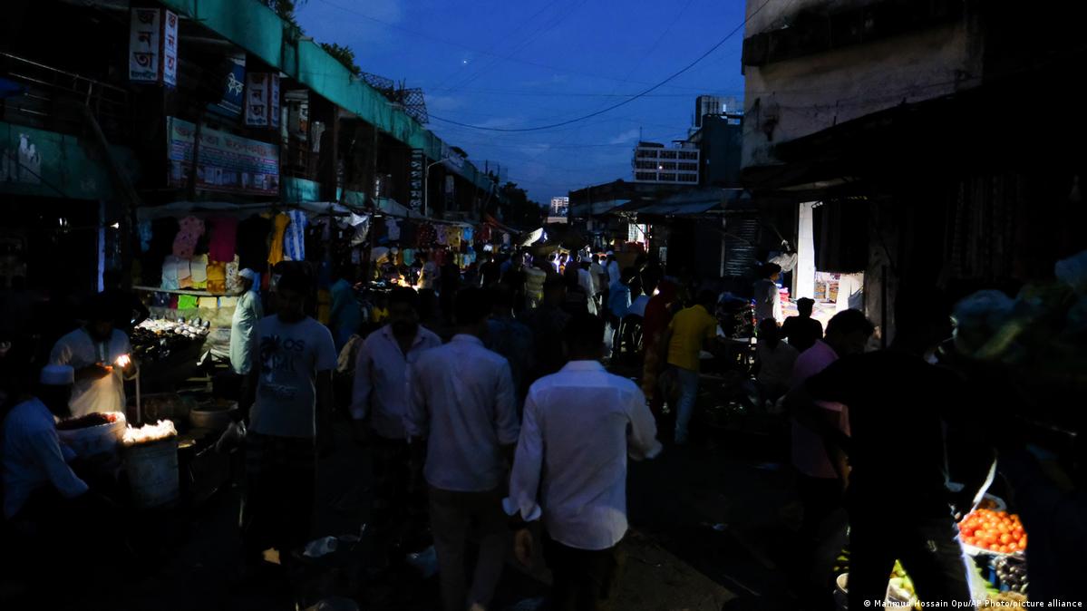 Bangladesh without power following grid failure