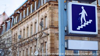 Germany's middle classes hit by cost-of-living crisis – DW – 10/12/2022