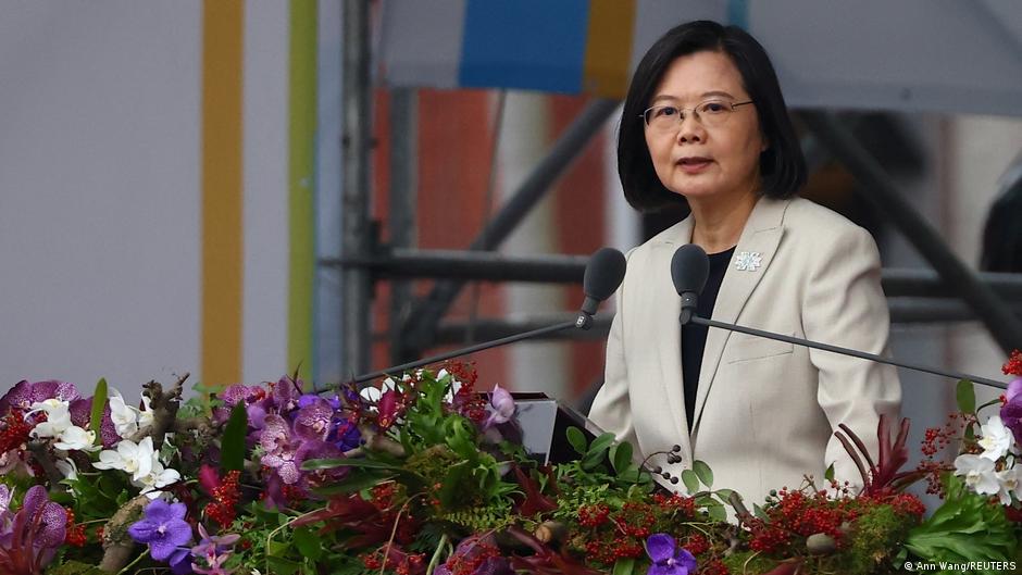 Taiwan rules out armed conflict with China – DW – 10/10/2022