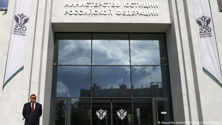 В РФ объявили "иноагентами" 6 человек и проект "Идите лесом"