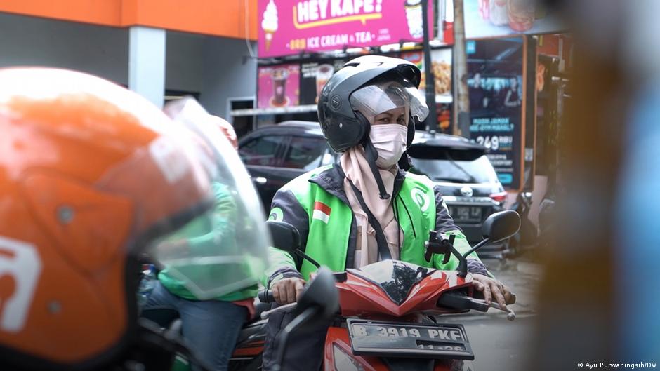 Indonesian gig workers suffer amid rising fuel prices – DW – 10/13/2022