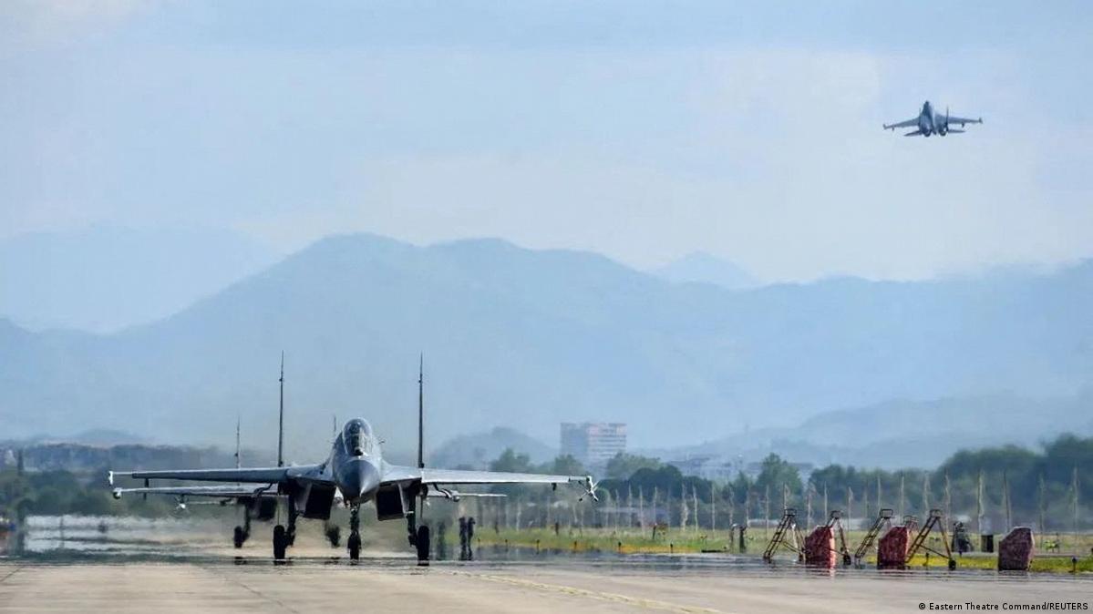 Chinese aircraft, warships spotted near Taiwan