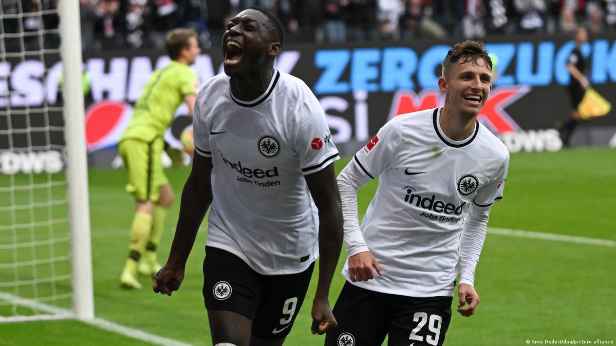 Nächste Show von Eintracht-Stürmer Kolo Muani – DW – 15.10.2022