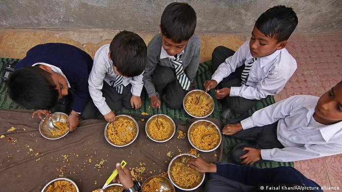 Indien: Aufstrebendes Land, hungernde Kinder? | Asien | DW | 19.10.2022