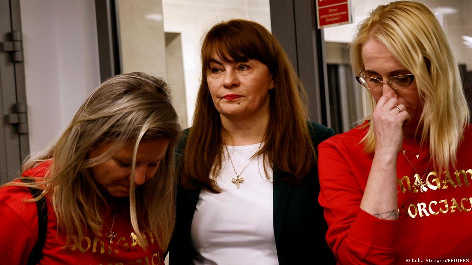 Polish activist on trial for aiding abortion – DW – 10/19/2022