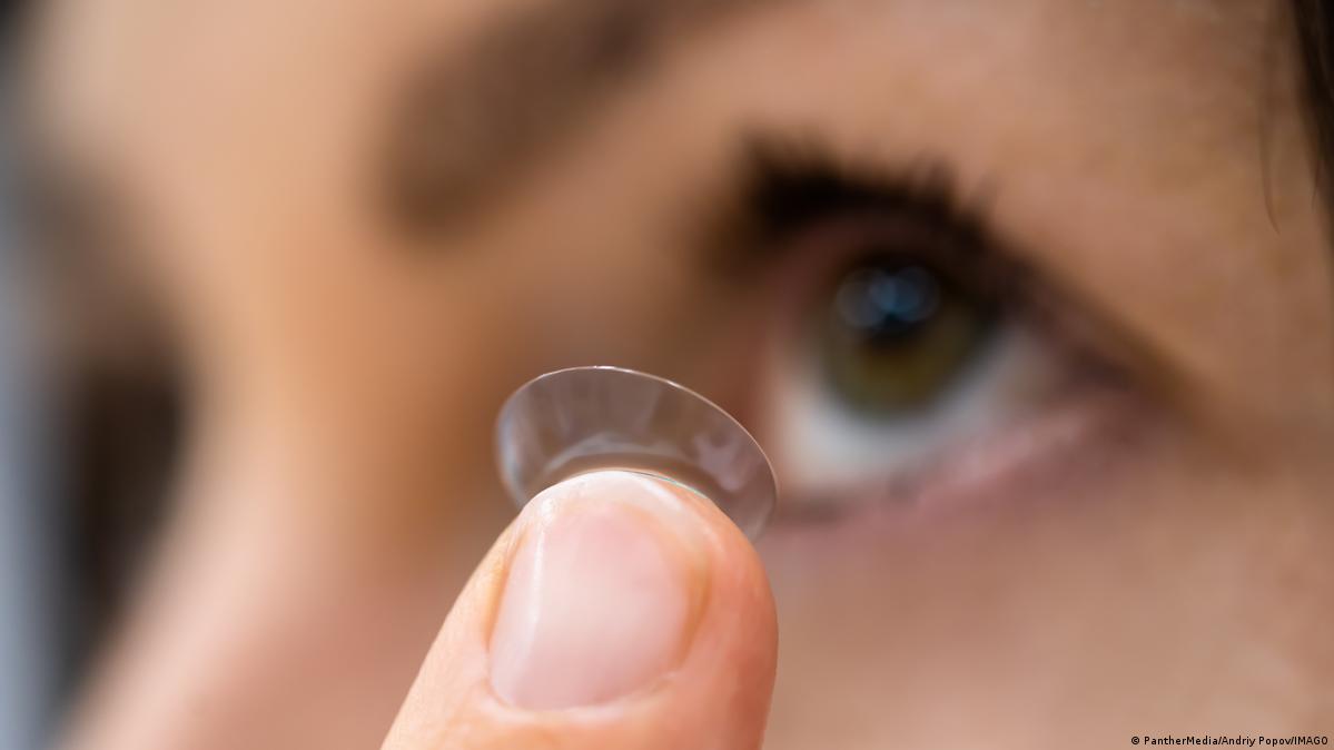 Infrared contact lens lets humans to see in dark – DW – 06/01/2025