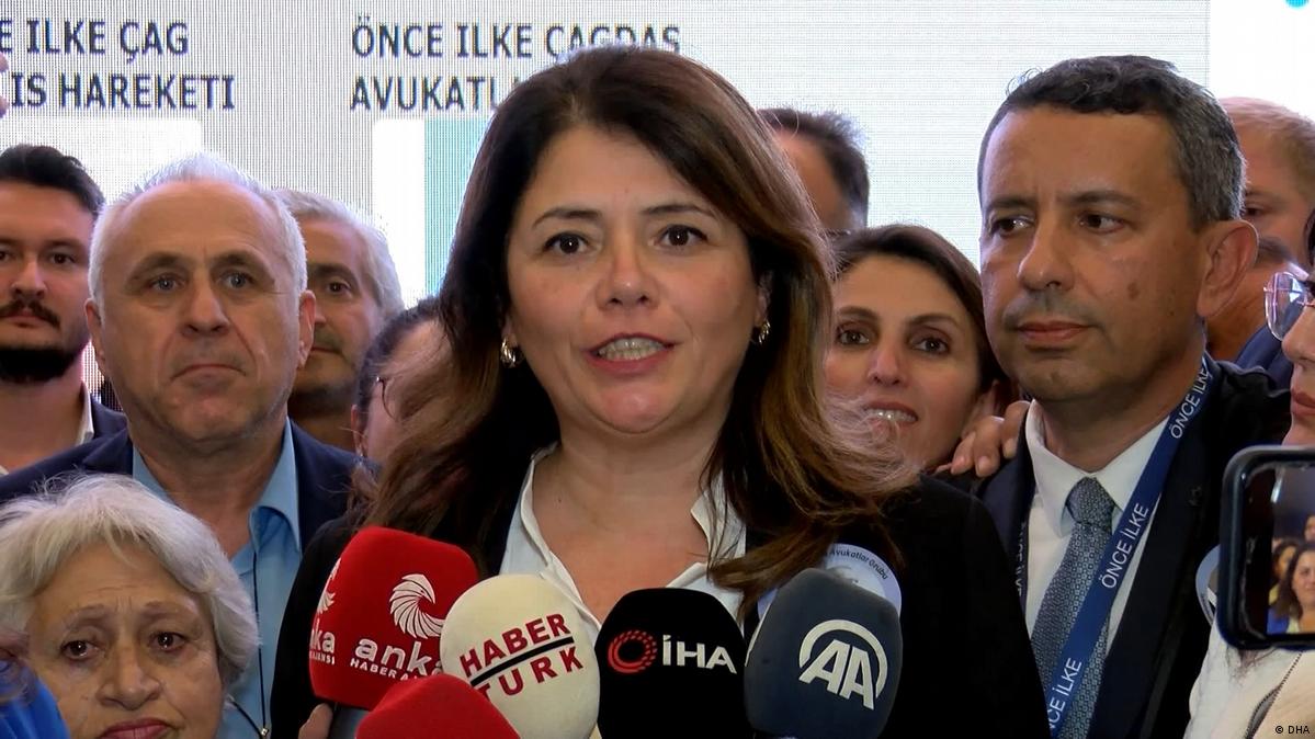 Filiz Saraç İstanbul Barosu'nun ilk kadın başkanı oldu – DW – 24.10.2022