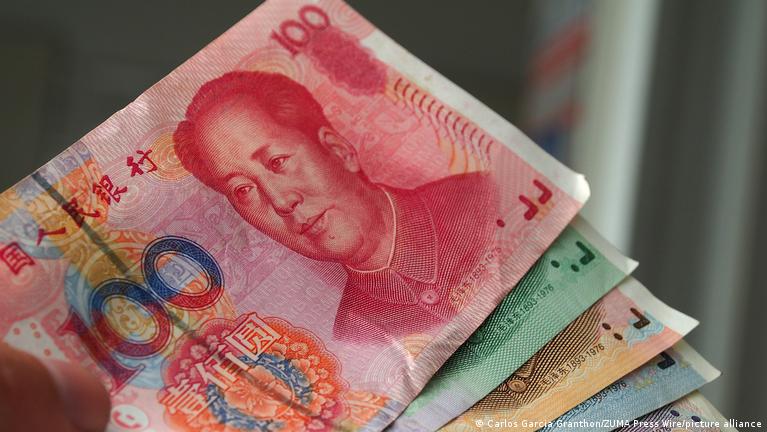 China's Yuan tops dollar in trade but struggles persist – DW – 11/03/2025
