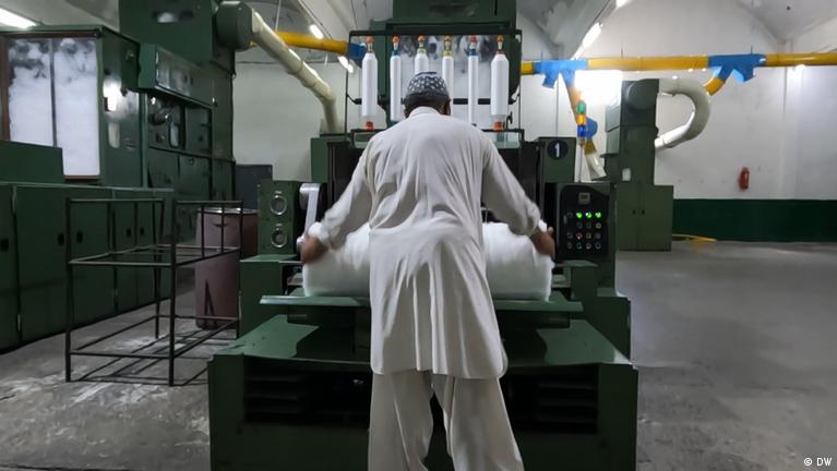 Pakistan: Millions of textile workers lose jobs amid crisis – DW – 01/17/2023
