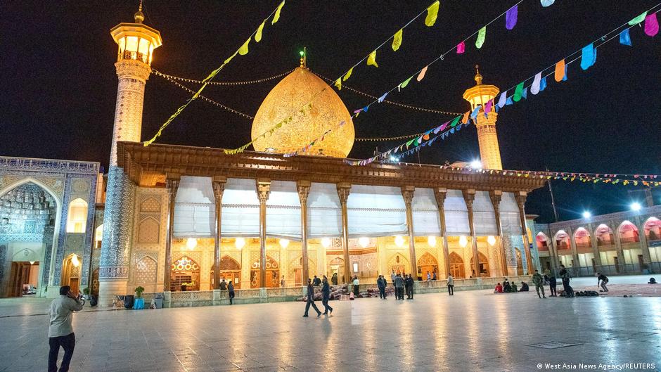 Iran says Tajik gunman behind Shiraz shrine attack – DW – 11/07/2022