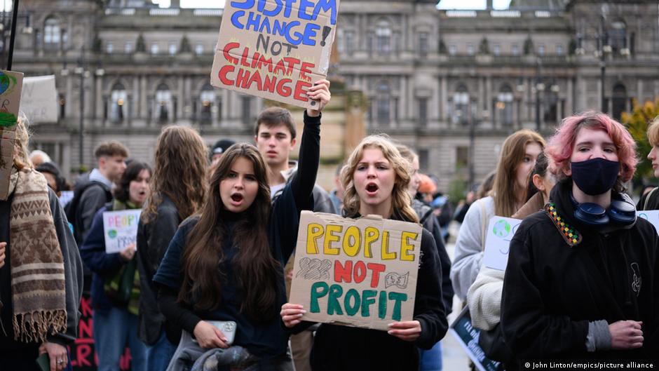 'Fridays for Future' protesters take to the streets again – DW – 10/28/2022