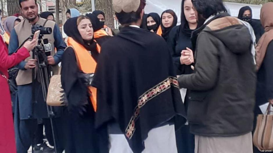 اعتراض زنان افغانستان با مدارک تحصیلی به جای پلاکارد Dw ۱۴۰۱ ۸ ۹