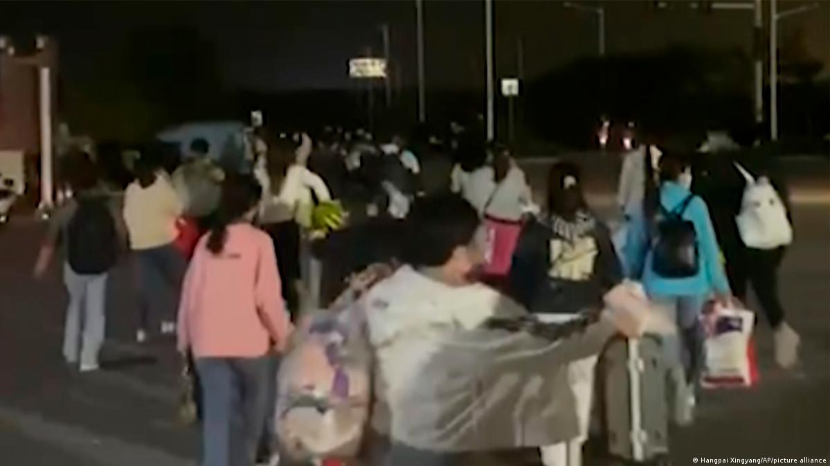 China: Foxconn employees flee amid COVID outbreak