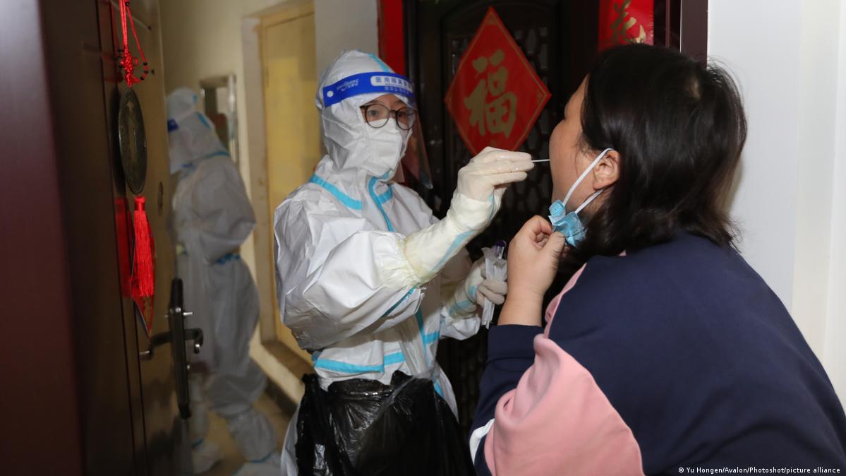 China locks down area around iPhone factory – DW – 11/02/2022