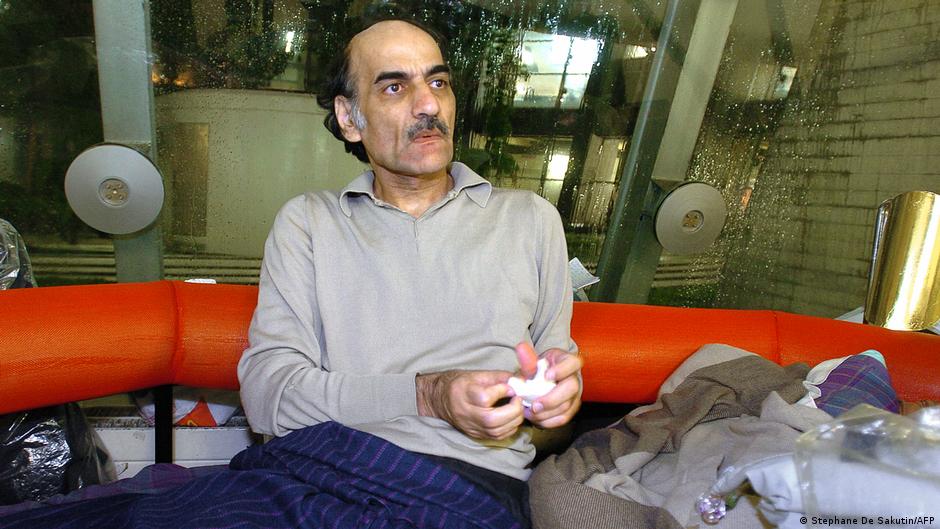 پناهنده ایرانی بعد از ۱۸ سال زندگی در فرودگاه پاریس درگذشت – DW – ۱۴۰۱/۸/۲۱