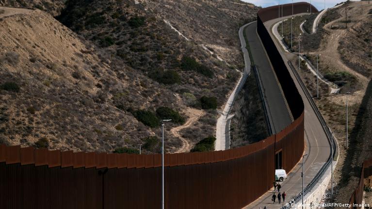 Top US border official resigns as migrant crossings surge