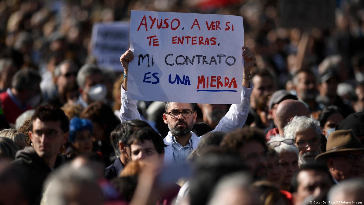 Hundreds of thousands protest state of Madrid's healthcare – DW – 11/13 ...