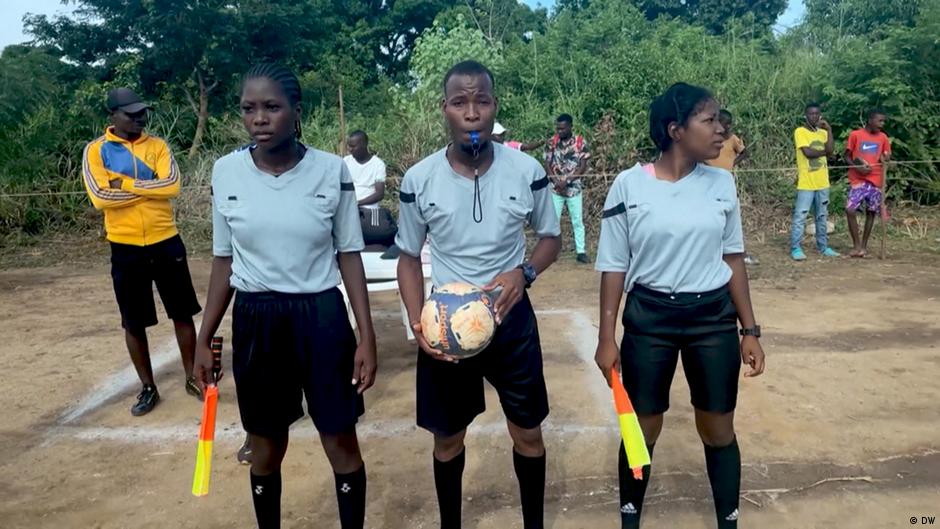 Women referees take center circle – DW – 11/17/2022