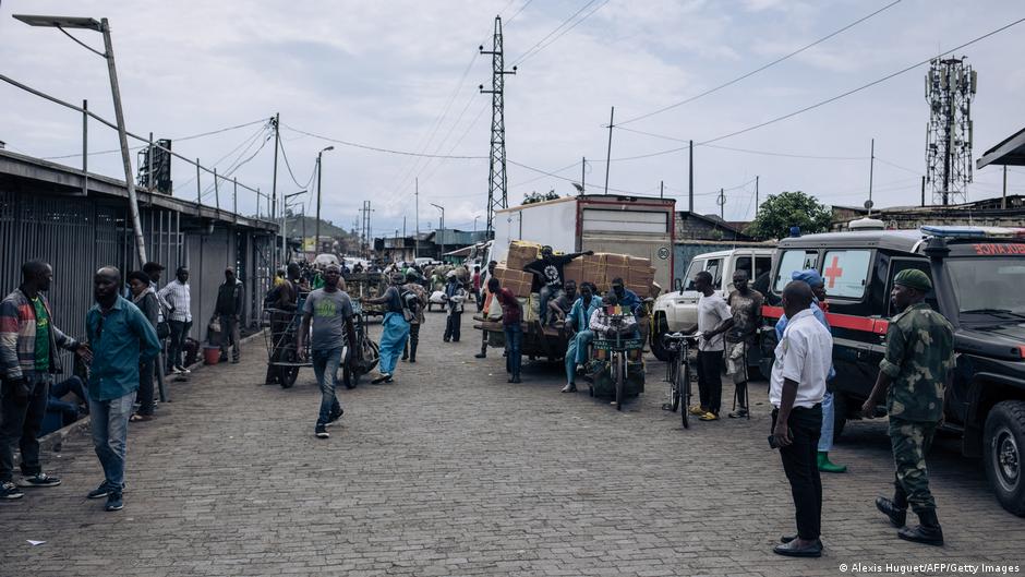 Rwandan military kills Congolese 'soldier' crossing border – DW – 11/19 ...