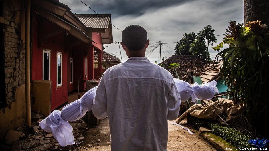 Indonesia: Rising death toll after devastating earthquake – DW – 11/23/2022