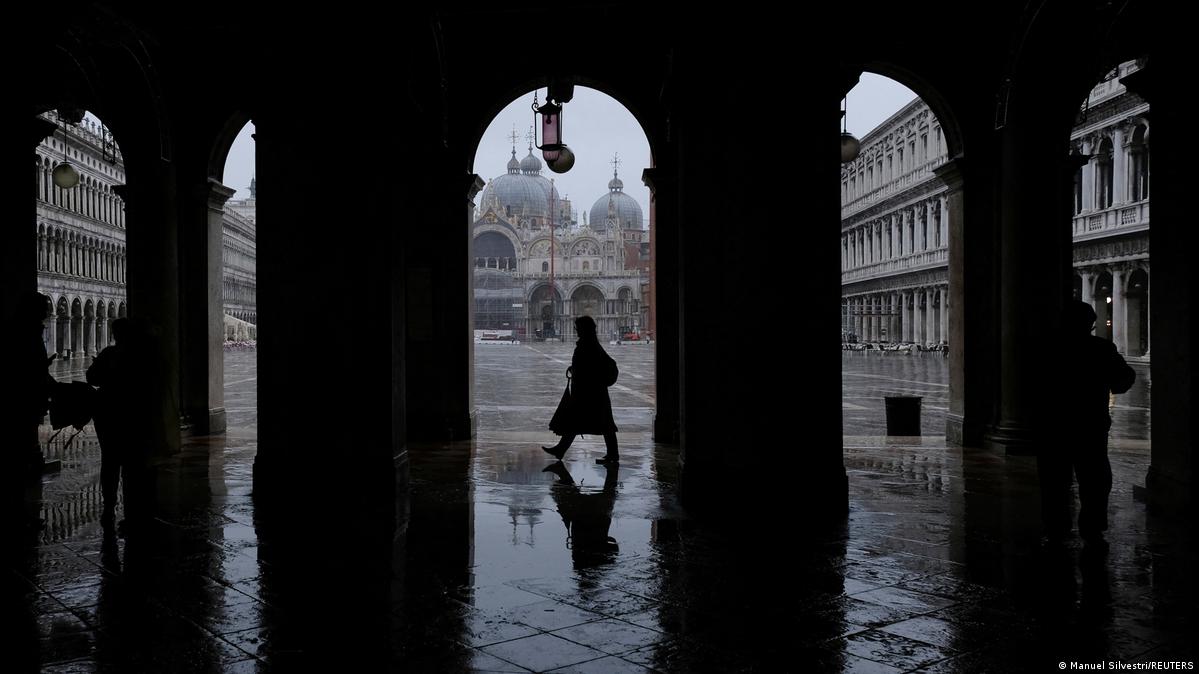 Italy: Venice raises protective floodgates due to heavy rain – DW – 11 ...