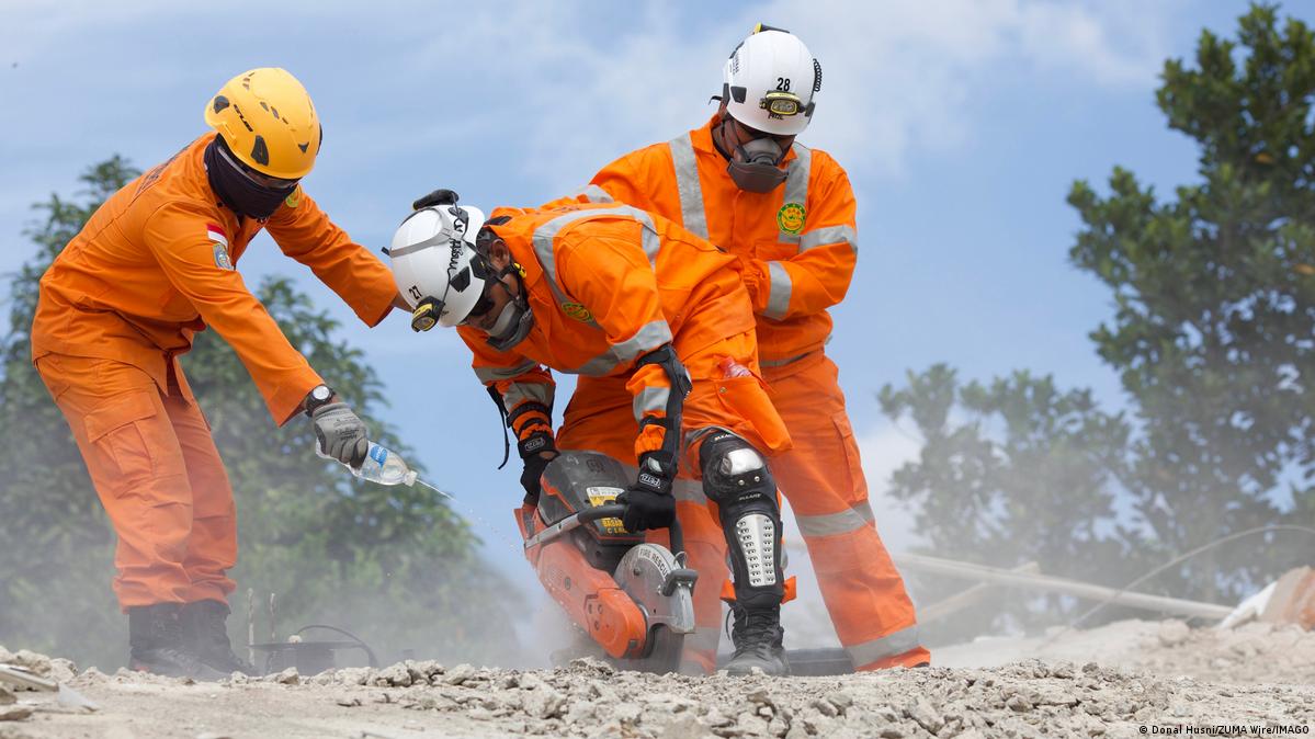 Indonesia earthquake: Rain, landslides disrupt rescue effort – DW – 11 ...