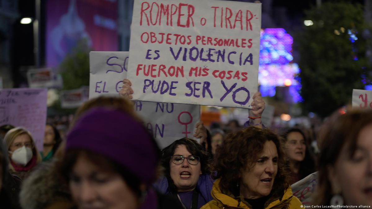Spain: Protesters demand end of violence against women – DW – 11/26/2022