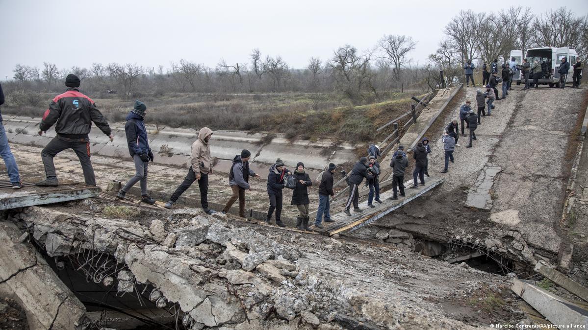 Ukraine updates: Kyiv marks Soviet-era famine as war rages – DW – 11/26 ...