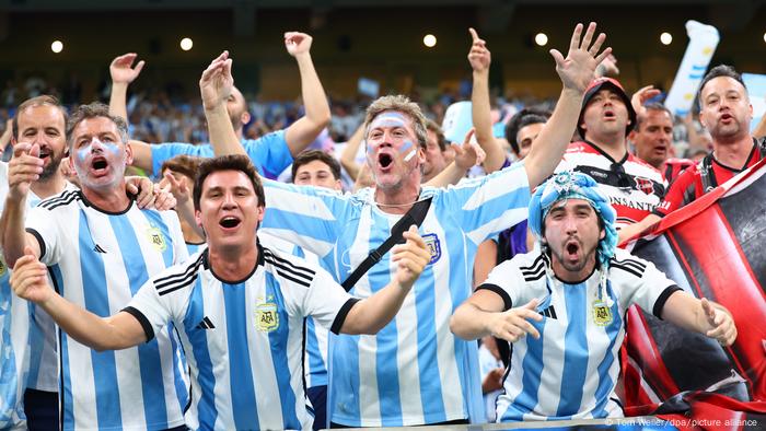 Lionel Messi rettet WM-Traum Argentiniens | Sport | DW | 26.11.2022 Lionel Messi rettet WM-Traum Argentiniens | Sport | DW | 26.11.2022