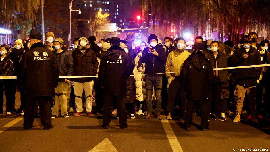 Protests spread across China amid zero-COVID anger – DW – 11/27/2022
