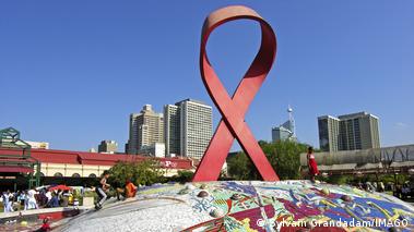 Matsalolin yaki da cutar AIDS – DW – 12/01/2025