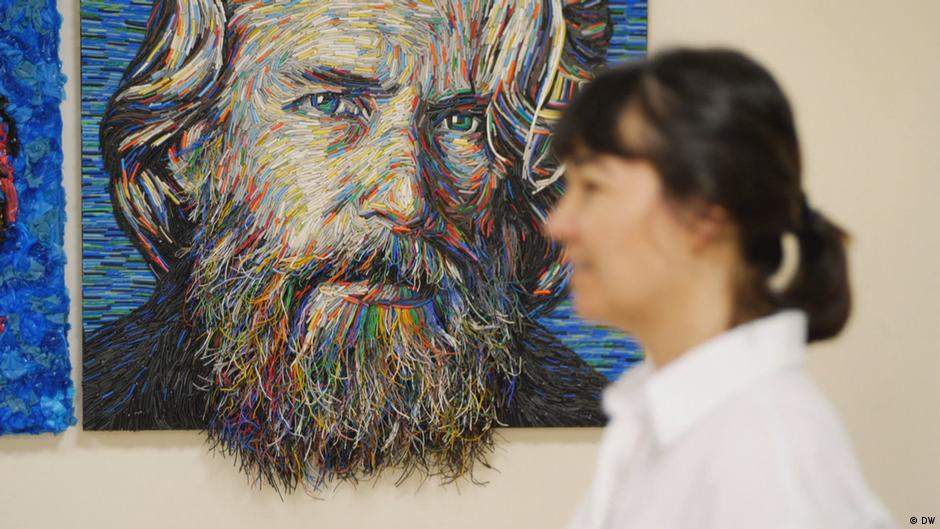 Expressive upcycling: Portraits in trash – DW – 12/03/2022