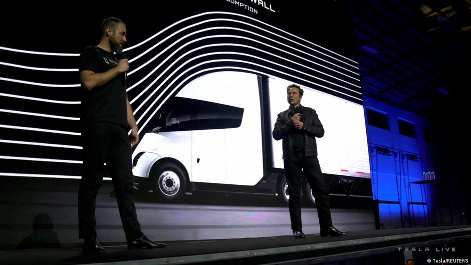 Tesla delivers first ever battery-powered heavy-duty truck – DW – 12/02 ...