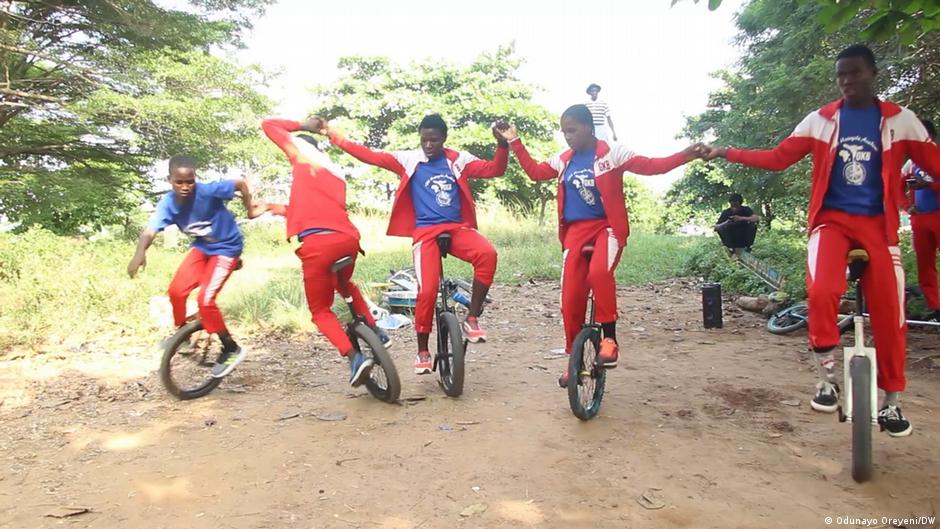 Nigerian youngsters winning hearts through unicycling – DW – 12/07/2022