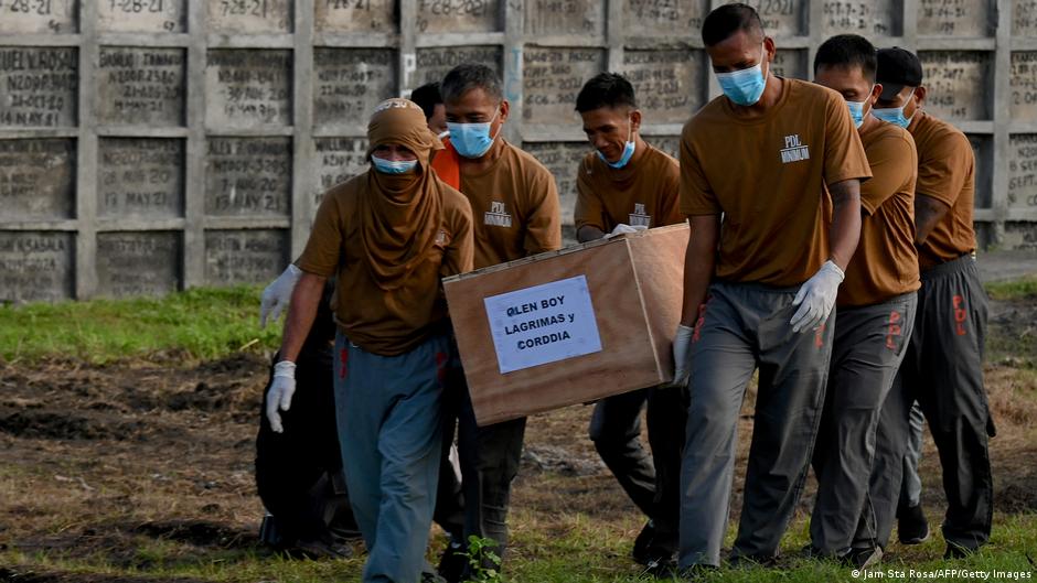Philippines' largest prison holds mass burial for inmates – DW – 12/04/2022