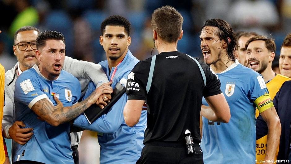 هل تشهد ملاعب كرة القدم إشهار "البطاقة الزرقاء"؟ – DW – 2024/2/9