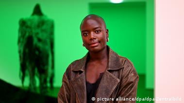 Sandra Mujinga, the artist who 'builds her skin with rocks' – DW – 12 ...