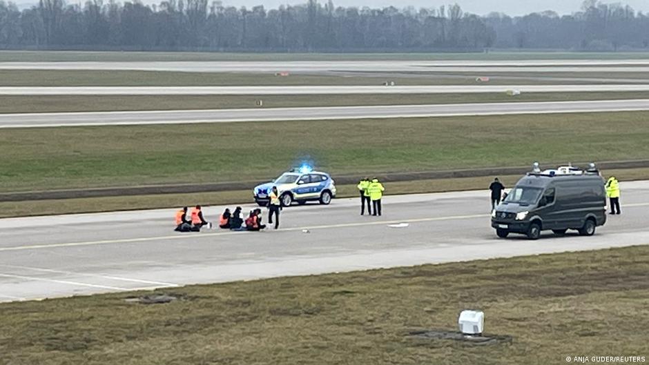 Munich Airport runway closes amid climate protest – DW – 12/08/2022