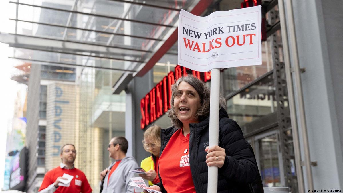 New York Times employees begin 24-hour walkout – DW – 12/08/2022