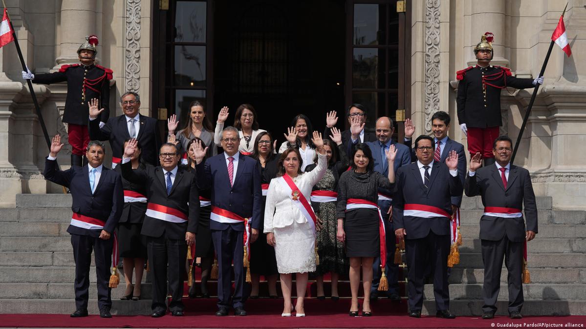 Peru's first woman president swears in cabinet – DW – 12/11/2022