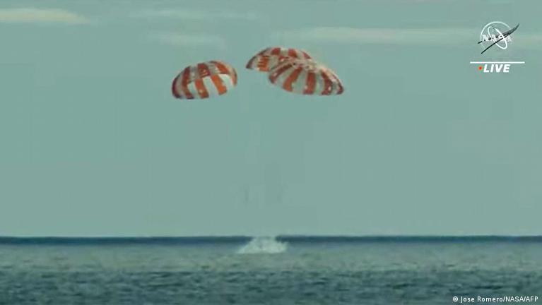 NASA Orion capsule splashes down after trip around the moon – DW – 12 ...