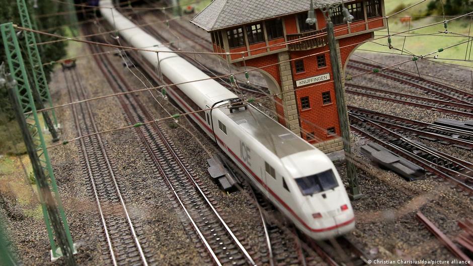 Miniatur Wunderland: The world's largest model railway – DW – 06/11/2024