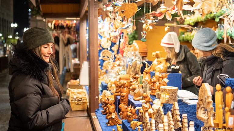 Very German: Christkindlmarket in Chicago – DW – 23.12.2022