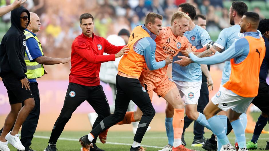 Gewaltsame Fan-Ausschreitungen im Melbourne-Derby – DW – 18.12.2022