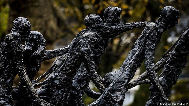 Netherlands apologizes for role in historic slave trade – DW – 12/19/2022