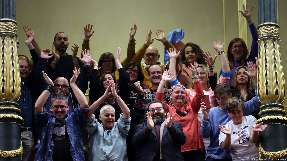 Spain: Gender identity bill passes parliament – DW – 12/22/2022