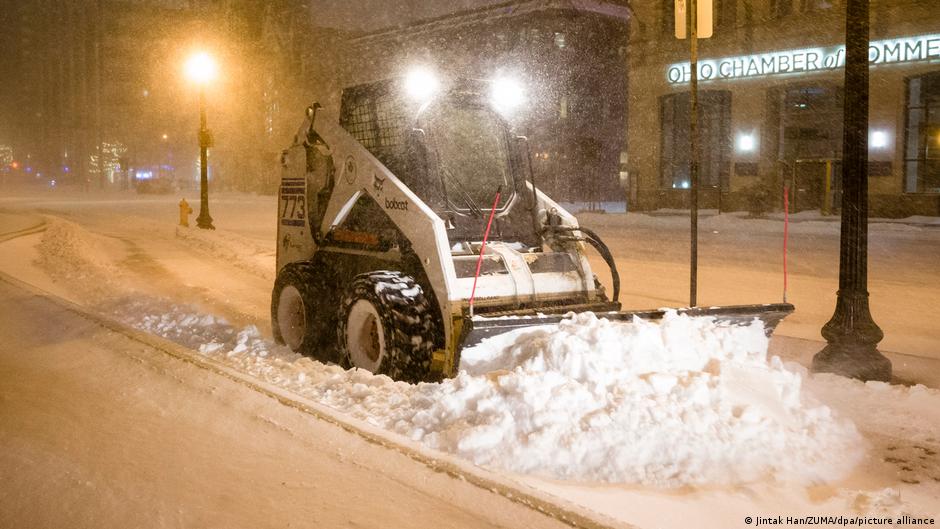 US: Over 200 million under winter weather warning – DW – 12/24/2022