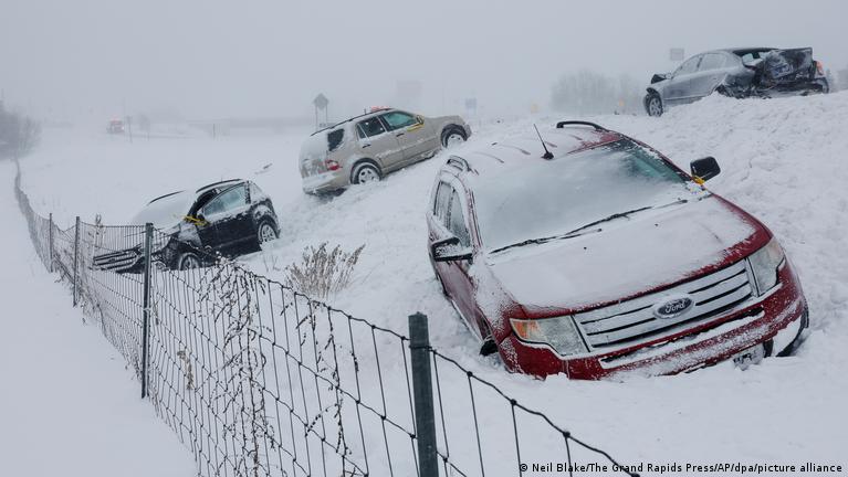 US winter storm brings bitter cold, creates deadly havoc – DW – 12/25/2022