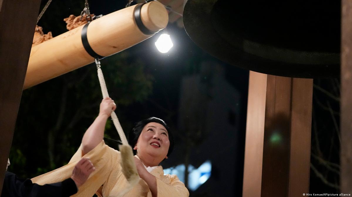 Japan celebrates New Year with unique traditions – DW – 01/02/2023