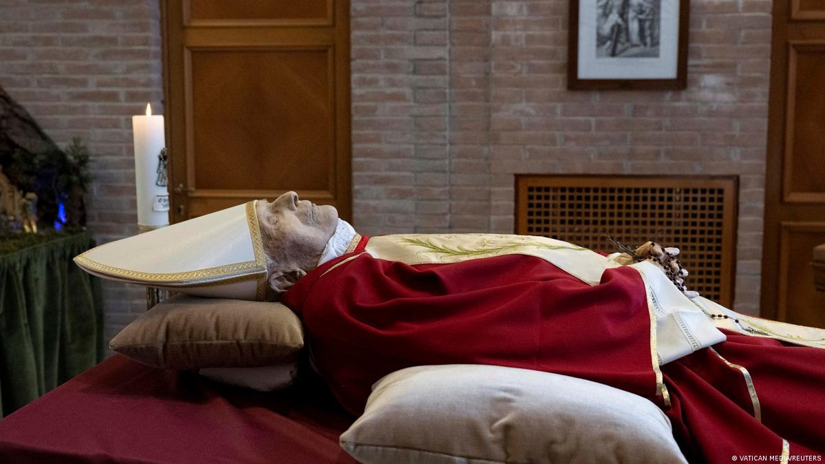 Primeras imágenes de la capilla ardiente de Benedicto XVI – DW – 01/01/2023